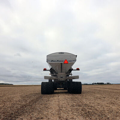Pro-Force Dry Fertilizer Spreader - Unverferth Farm Equipment
